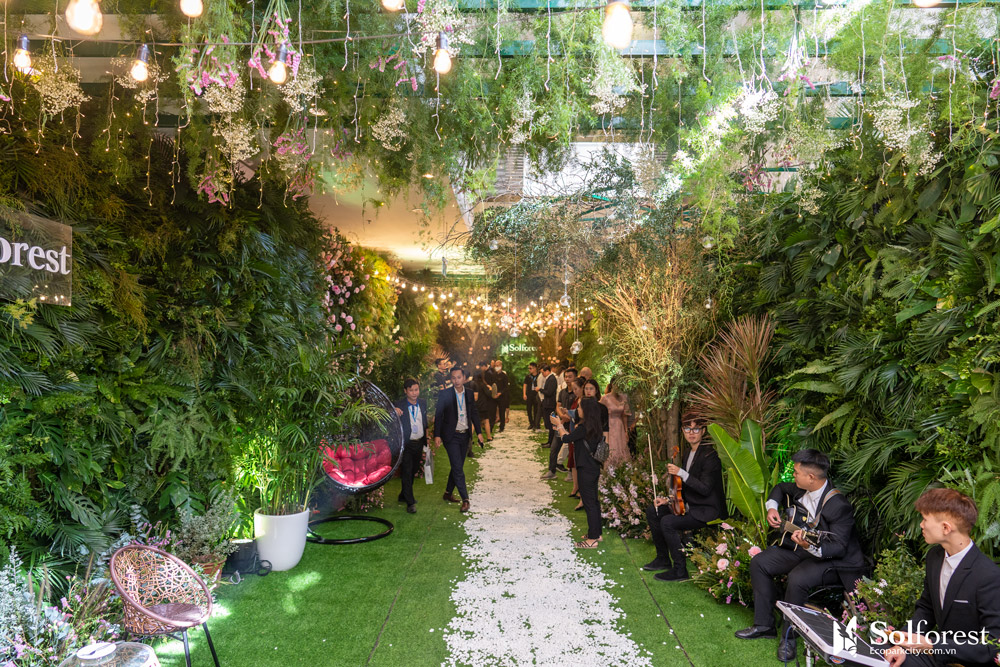 Tòa tháp biểu tượng Solforest nhận được sự đón nhận nồng nhiệt ngày ra ...